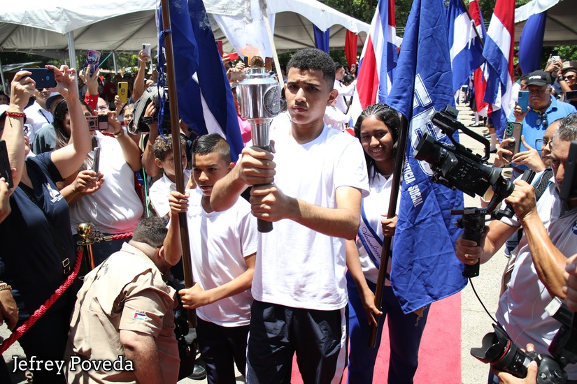 Ministra de Educación de Nicaragua entrega la Antorcha de la Libertad ...