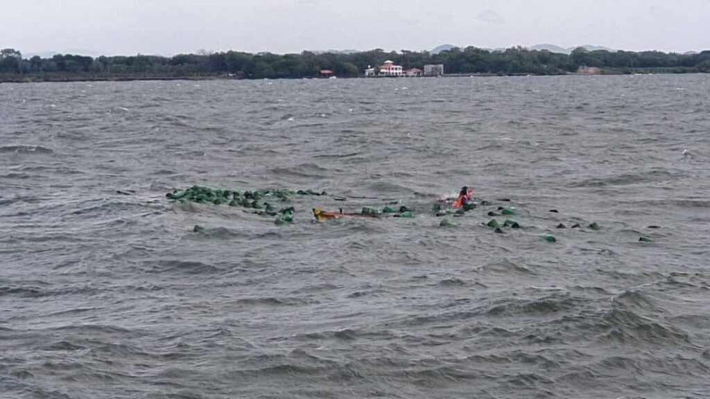 Tres tripulantes de embarcación sobreviven tras naufragar en el Lago ...