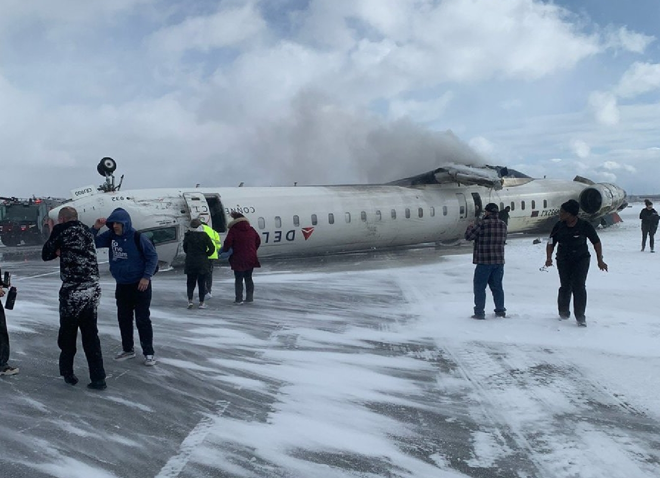 Un avión de pasajeros se vuelca tras estrellarse en un aeropuerto de Canadá