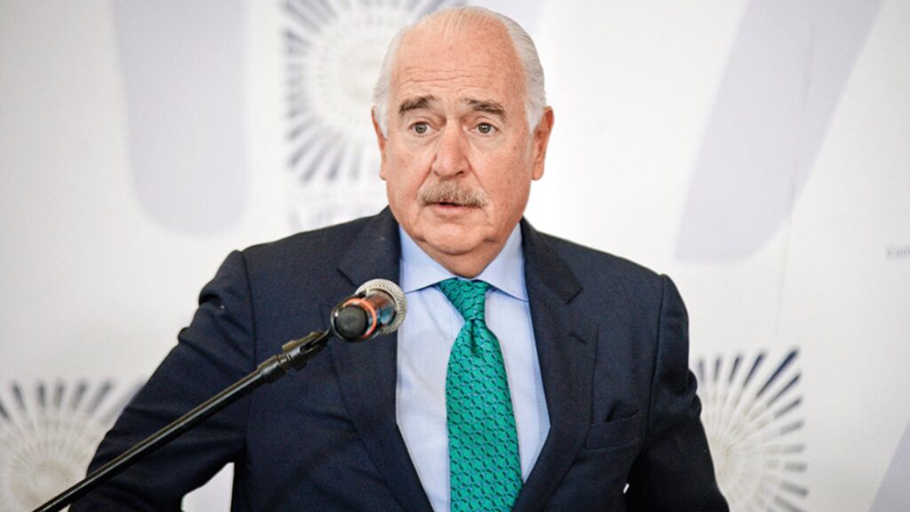 Expresidente colombiano Andrés Pastrana es retenido en un aeropuerto de Angola