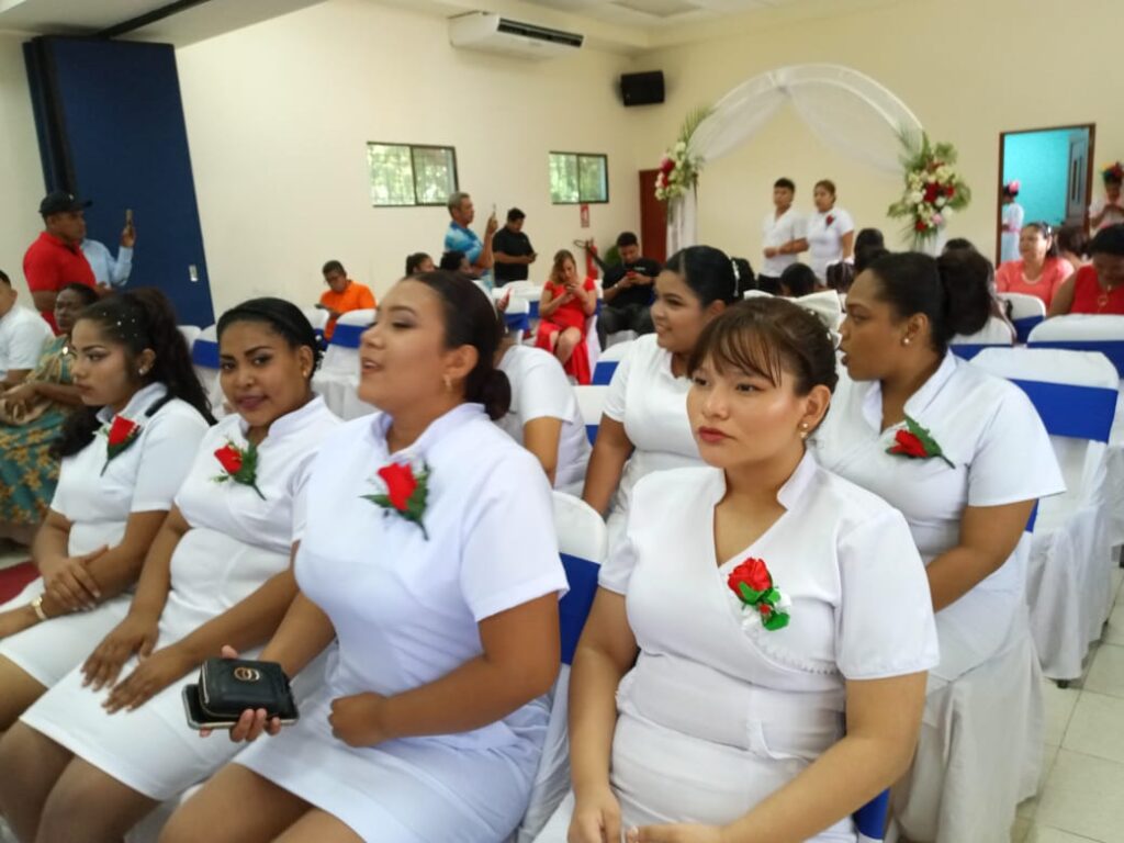 Se gradúan 21 auxiliares de enfermería en la Escuela Yolanda Mayorga de ...