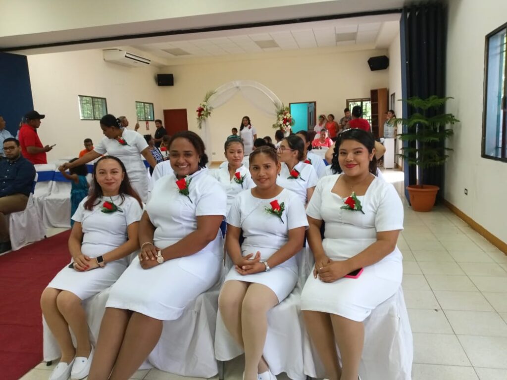 Se gradúan 21 auxiliares de enfermería en la Escuela Yolanda Mayorga de ...