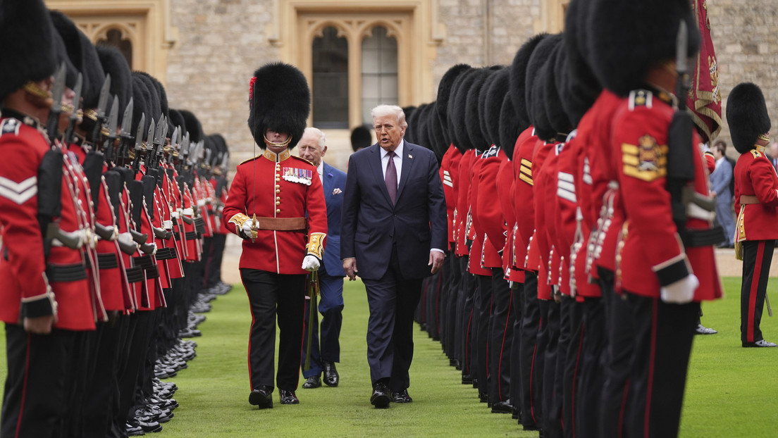 Trump viola el protocolo real con el rey Carlos III
